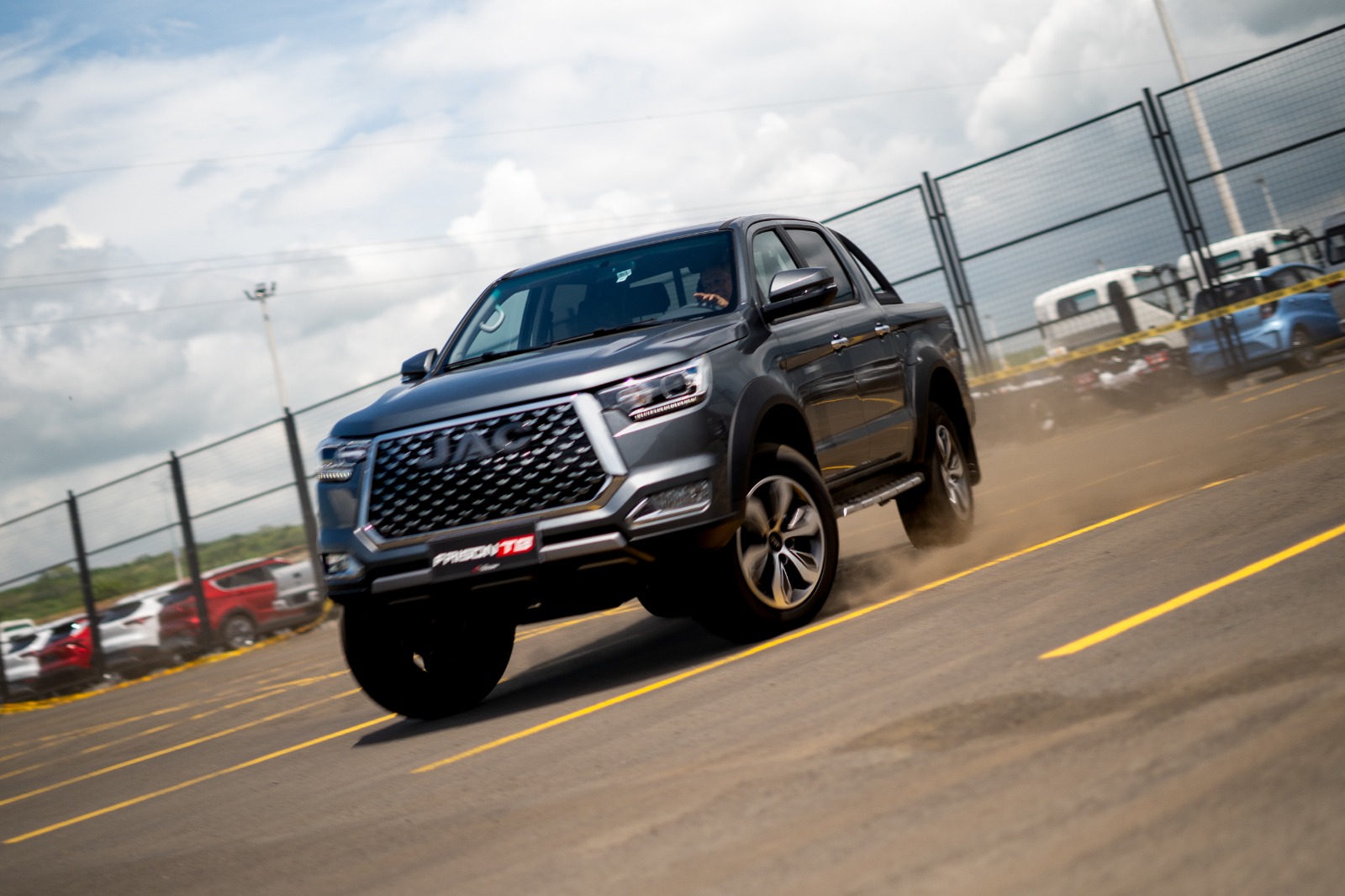 JAC MOTORS PRESENTA LA NUEVA FRISON T8 y T8 PRO: MÁS POTENCIA ...